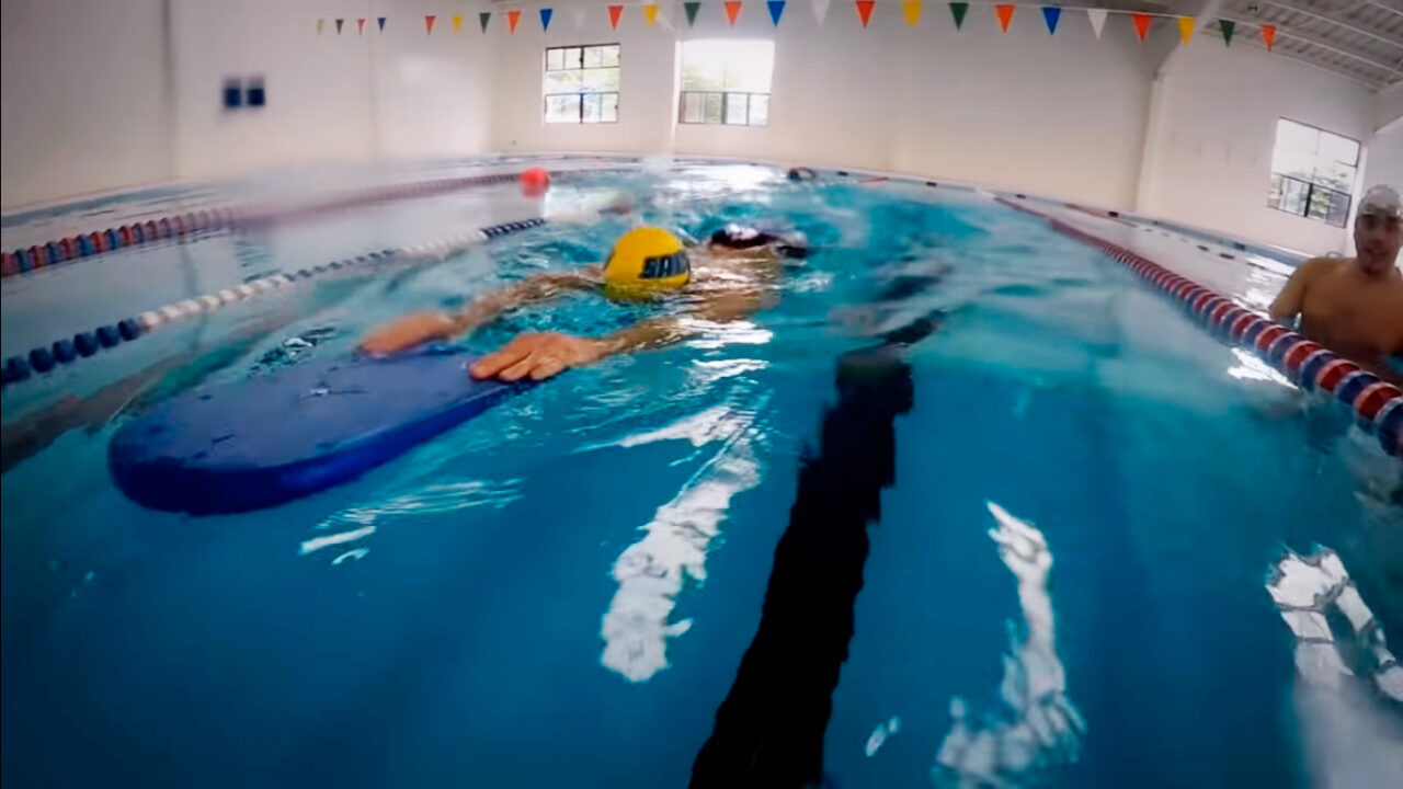 Video: Aprender a nadar estilo mariposa de natación para principiantes